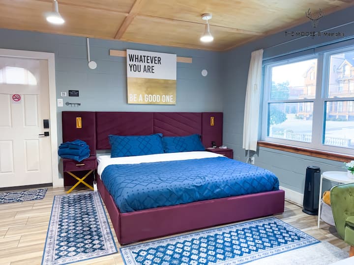 Luxe King Studio W/ Amazing View ~ Free Parking - Memphis in May