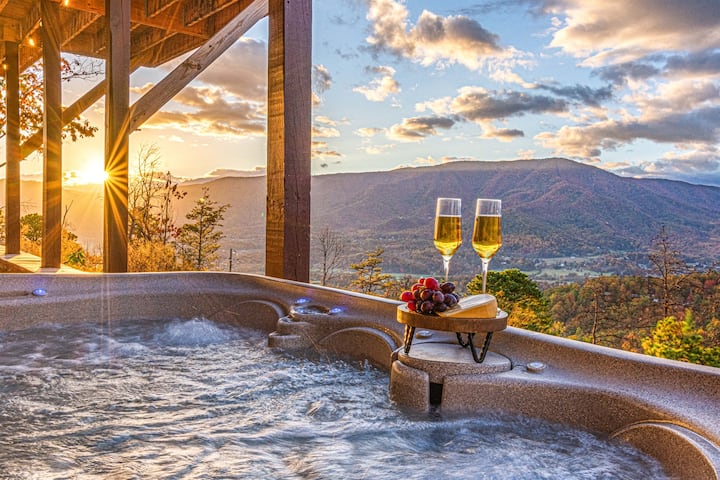 Super Lux Views! Hot Tub, Theater, Game Room! - Townsend, TN