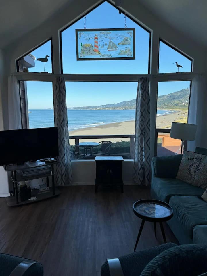 Oceanfront Cabin 4 With Jacuzzi & Stunning Views - Smith River, CA