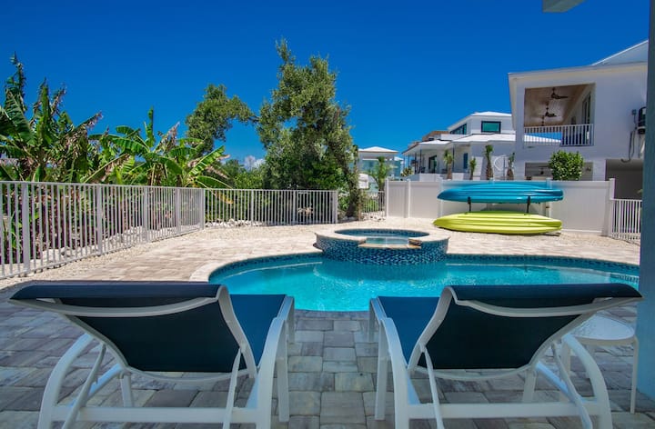 Martin`s Beach House Coco Plum Dream On Avenue G 4 Bedroom 3 Bath With Pool And Jacuzzi And 30 Ft Of Dockage - Marathon, FL