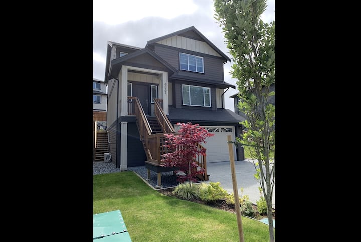 #208 Honeycrisp Ave - 3 Bed Lovely Upper Suite - Langford