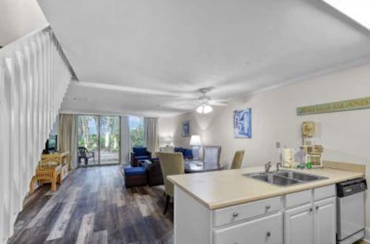Villa 452 - Lovely Condo Just Steps Away From Pool - Jekyll Island, GA