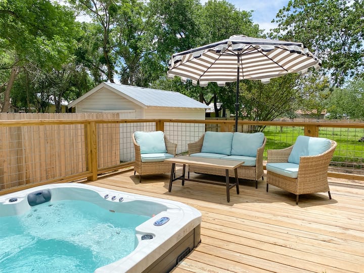 Bungalow Near Downtown L Hot Tub L Deck | Vintage - Kerrville, TX