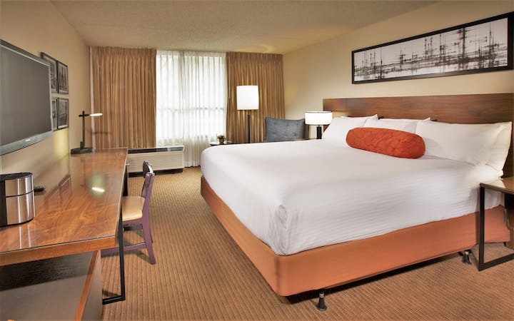 Dive Into Your Dream Vacation! Pool, Pet-friendly - Bellevue, WA