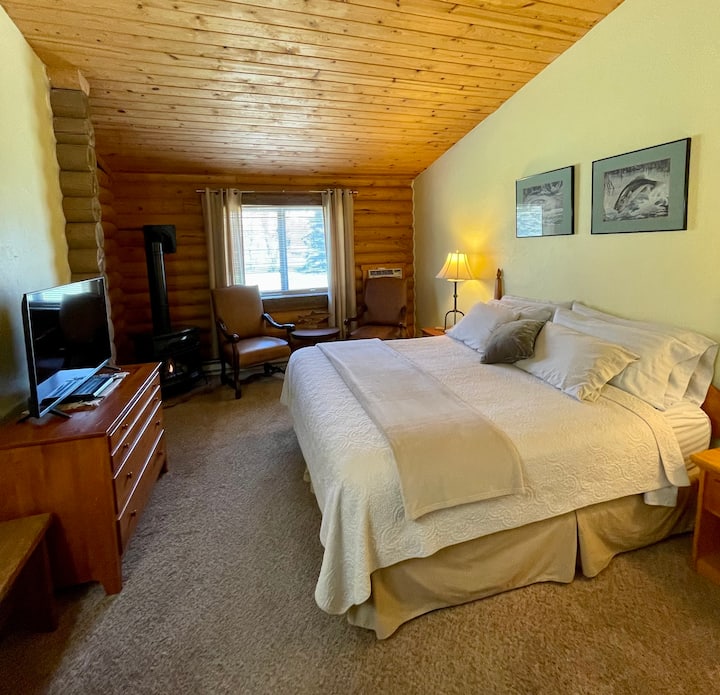 The Sassy Moose Inn - River Room - Jackson, WY