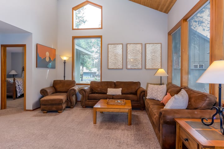 Whal13 - Charming Home, Private Hot Tub - Sunriver, OR