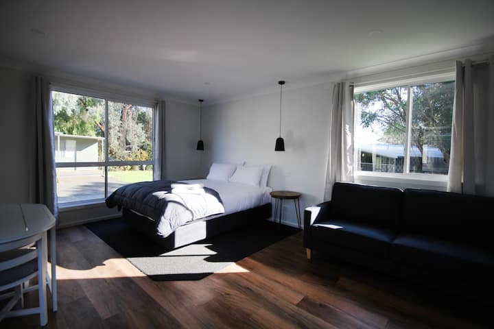 Studio Cabin (Sleeps 2) - Wonthaggi