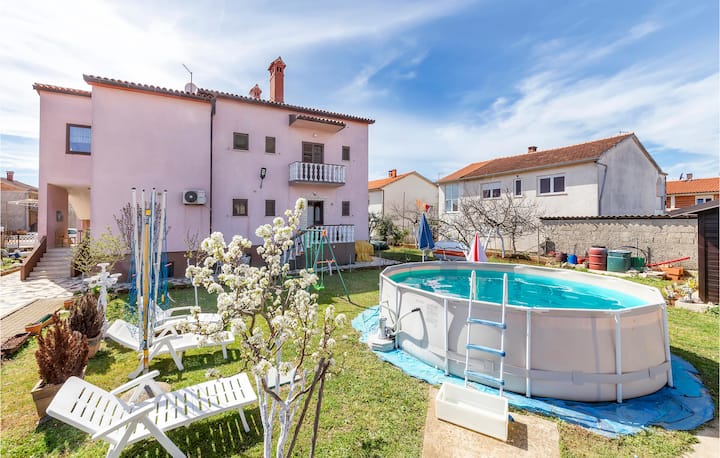 3 Bedroom Beautiful Apartment In Pula - Pula