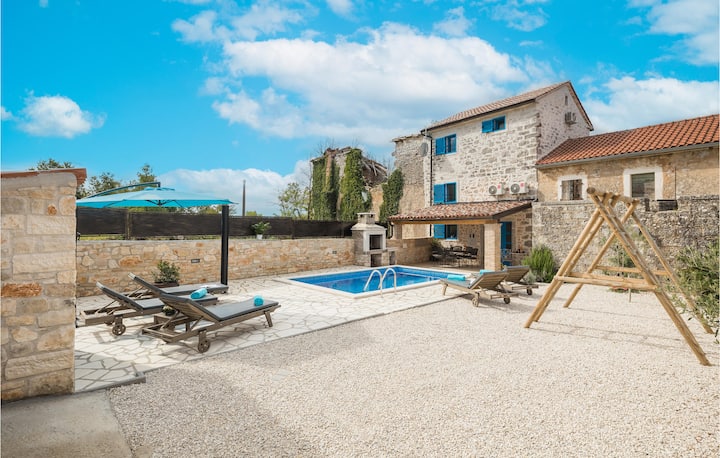 2 Bedroom Cozy Home In Visnjan - Montona