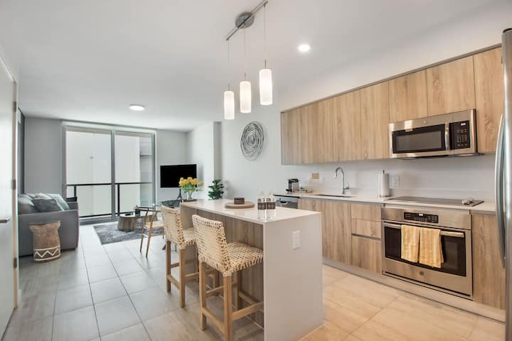 Gorgeous 1 Bdrm Condo Pool & Bay Views - Miami, FL