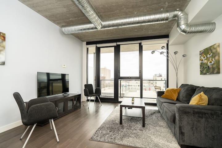 Modern 1 Bedroom - Free Parking + Balcony - Winnipeg