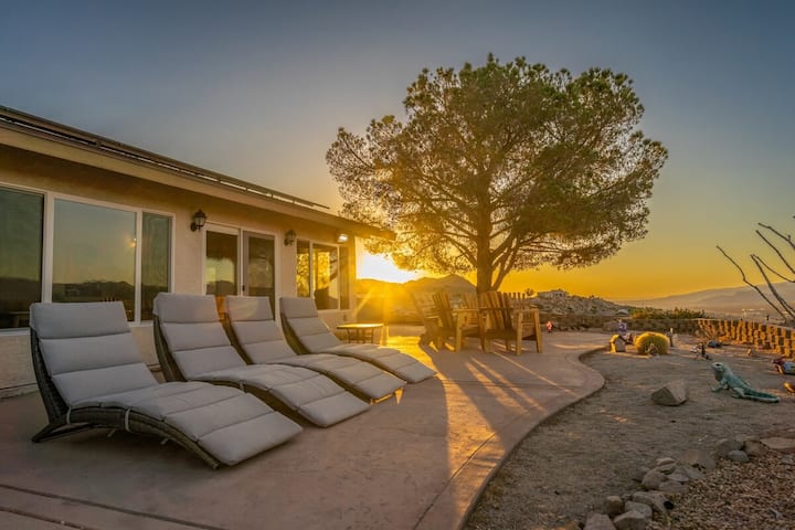 ☆Mountain Breeze Villa
☆ Spa ☆ Boulders ☆Jt Views☆ - Yucca Valley, CA