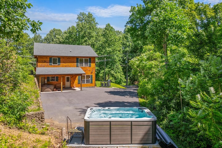 Secluded Gatlinburg Cabin W/ Swimspa + Game Room - Gatlinburg, TN