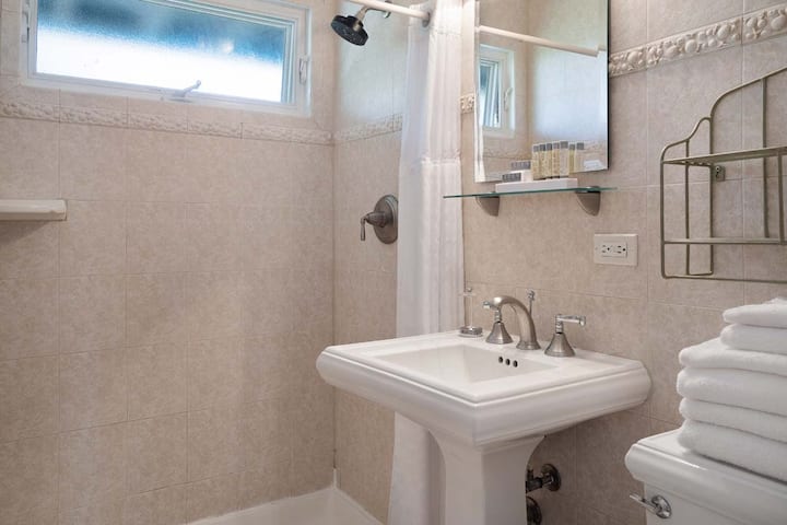 One Bedroom 2nd Floor Suite Overlooking The Ocean - Montauk, NY