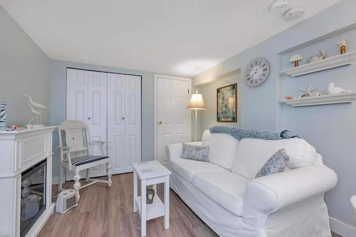 Quaint 1 Bedroom Suite, Victoria, Bc - Saanich