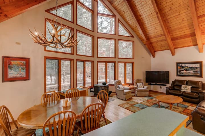 Winter Retreat: Family 4br W/ Game Loft, Near Lake - Idaho
