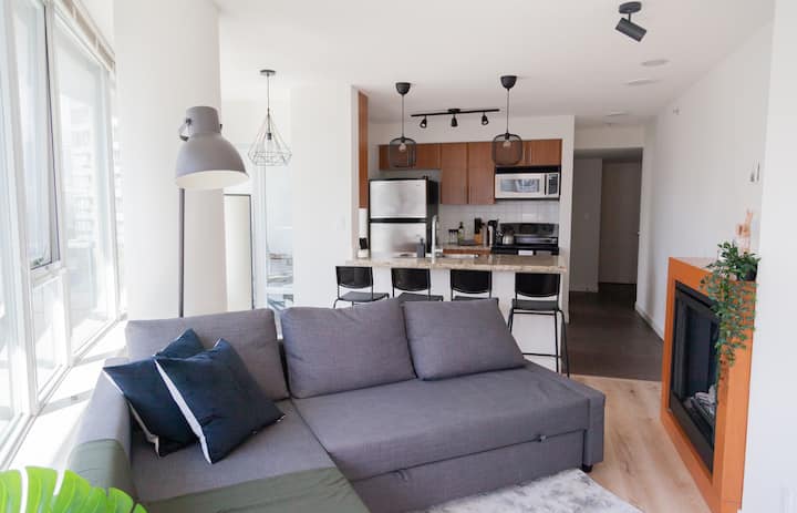 Exclusive & Stylish Dt Apt W/pool, Sauna & Gym - Vancouver