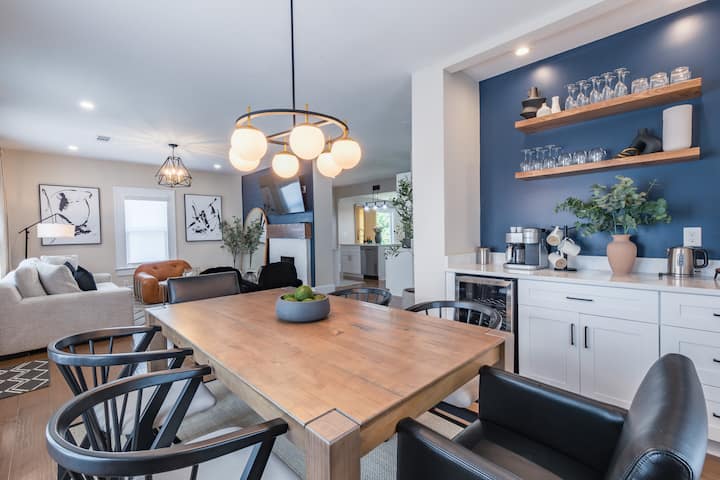 Chic 4br Retreat | Near Downtown Atl W/ Patio - Atlanta, GA