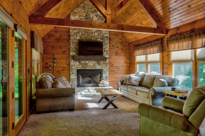Log Cabin With Hot Tub & Fireplace - Big Spring State Park, Blain