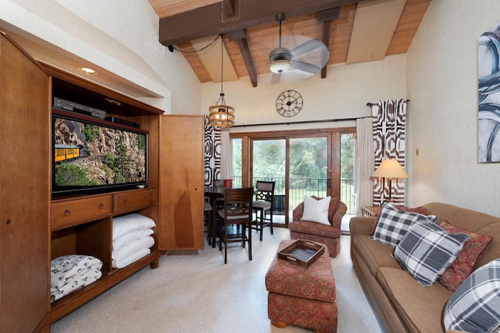 Golden Feather Getaway | Ac, Pool, Hot Tub, Golf & Ski - Colorado