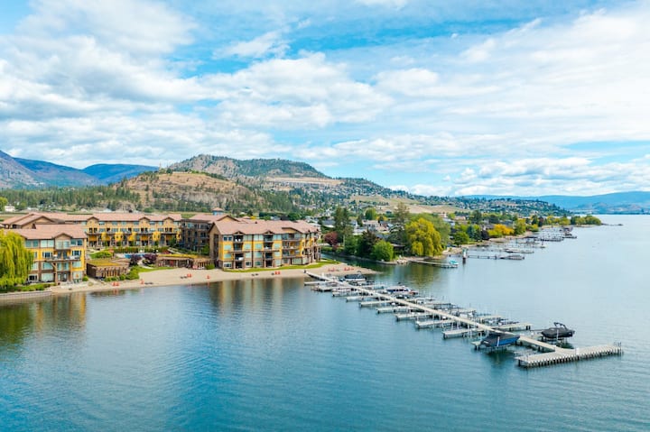 Breathtaking Lakefront Condo With Boat Slip - Kelowna