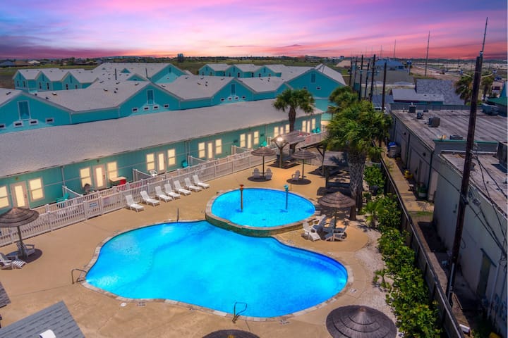 Heated Pool• Near The Beach •Spacious • Pets •King - North Padre Island, TX