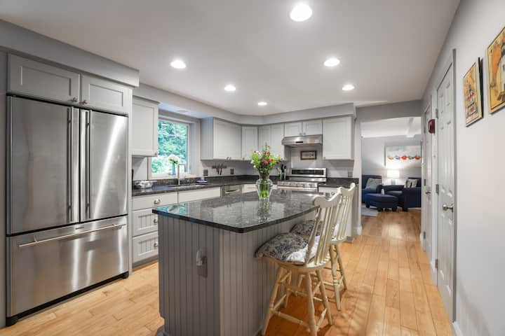 Bright & Spacious Home Near To Beaches & Dock Sq - Kennebunk, ME