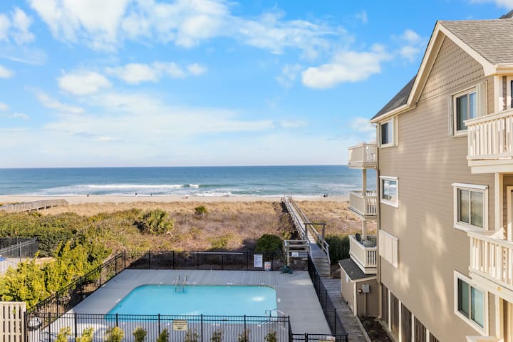 Cozy Oceanfront Surf Condo W/ Pool & Beach Access - Carolina Beach