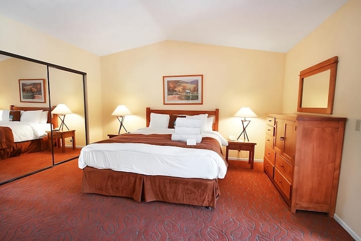 Rare Find! 3 Convenient Units! Pool, Free Parking! - Californie