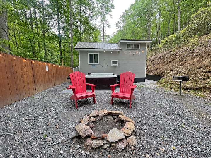 Sweet Magnolia Tiny Home With Hot Tub! - Bryson City, NC