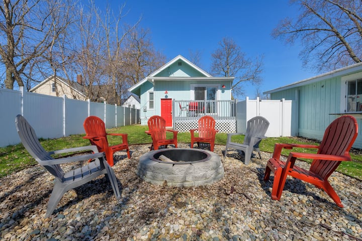 Cottage With Tiki Bar And Fire Pit - South Haven, MI