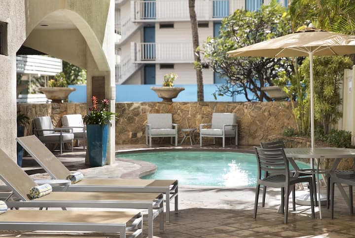 Sun & Sea! 2 Units Near Kaimana Beach! Parking! - Honolulu, HI