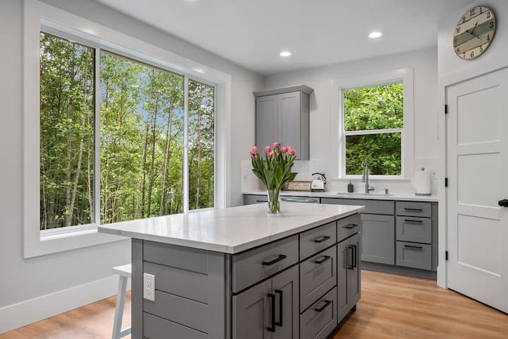 Chic Boutique Stay -Luxury Hot Tub & Massage Chair, Ev And Game Room - Tillamook, OR