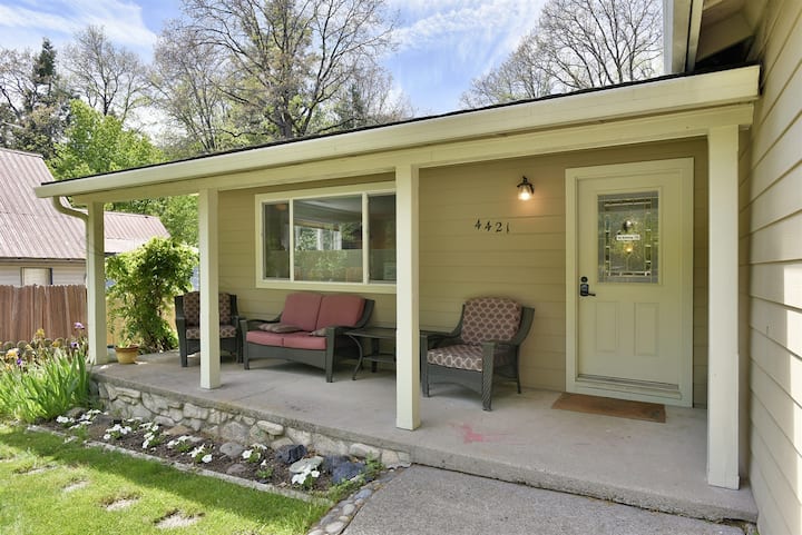 Bear Creek Bungalow, Comfortable Home For Everyone - Dunsmuir, CA