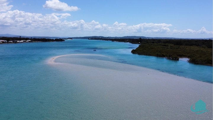 Castaway - Dog Friendly - Near Blacksmiths Beach - Newcastle