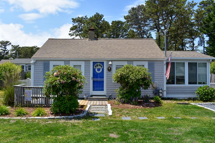 2 Bedroom Sunlit Cottage With Ac, .3 Miles To Beach - Cape Cod, MA