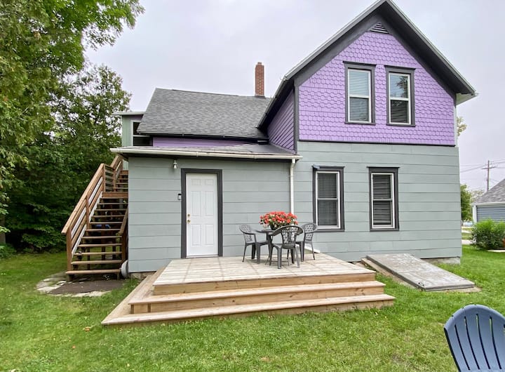 Charming Upper Unit Walk To Kitty O'reillys - Sturgeon Bay, WI