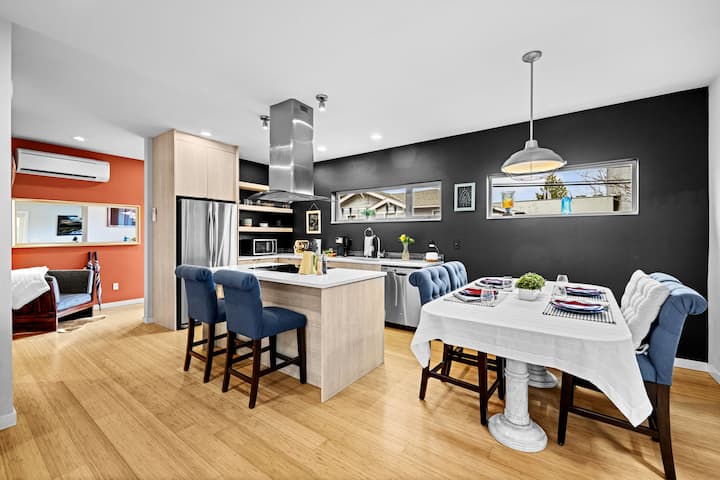 Colorful Seattle Retreat With Mt Rainier Views - Seattle, WA