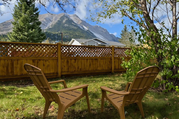 Hillcrest Hideaway: Spacious Mountain View Oasis - Bellevue, AB