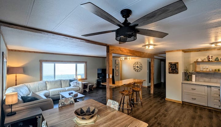 Hillcrest Hideaway: Spacious Mountain View Oasis - Bellevue, AB