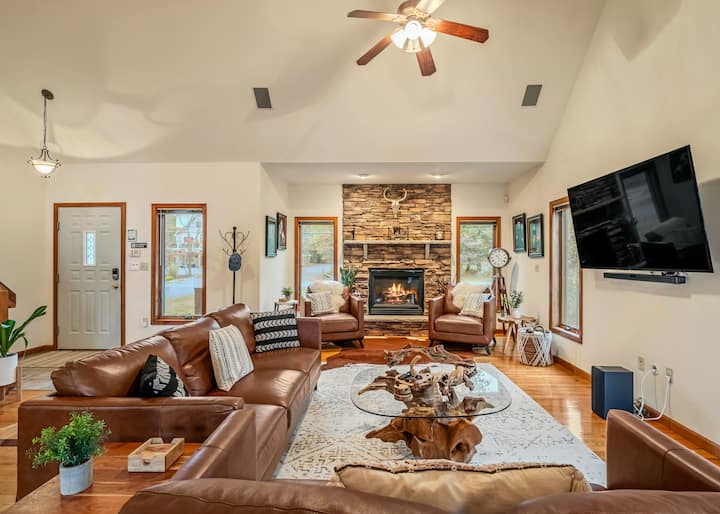 Lake View Retreat | Avantstay | Game Room, Hot Tub - Albrightsville, PA