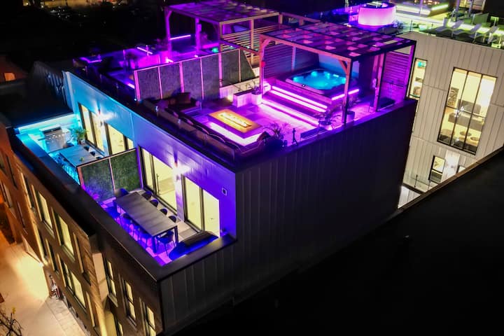 Clubhaus Premium Penthouse, Rooftop Hot Tub, Sleeps 14+ - LaSalle