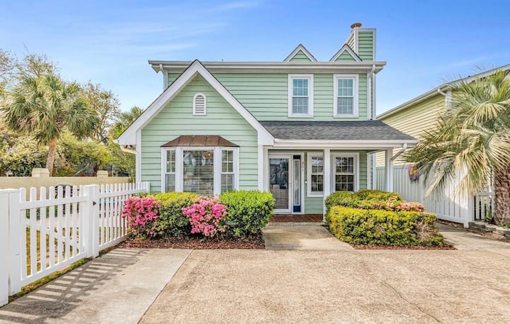 Pet Friendly 3-bed, 2-bath Retreat In North Myrtle Beach With A Cozy Ambiance And Fenced Yard. - North Myrtle Beach, SC