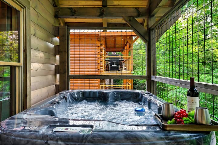 Romantic Log Cabin: King Bed, Hot Tub For Couples - Gatlinburg, TN