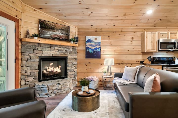 Hot Tub & King Bed Log Cabin: Resort Pool Access - Tennessee