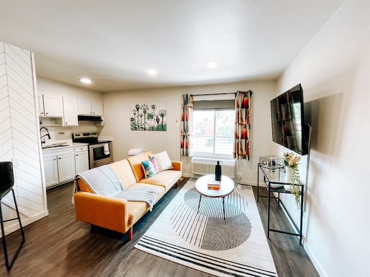 Studio #3 Modern Studio In Okc's Vibrant Midtown! - Oklahoma City, OK