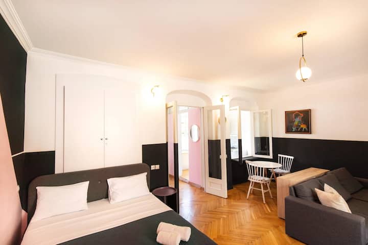 Chic Studio Apt Near Stamba &Rustaveli - By Wehost - Tiblissi