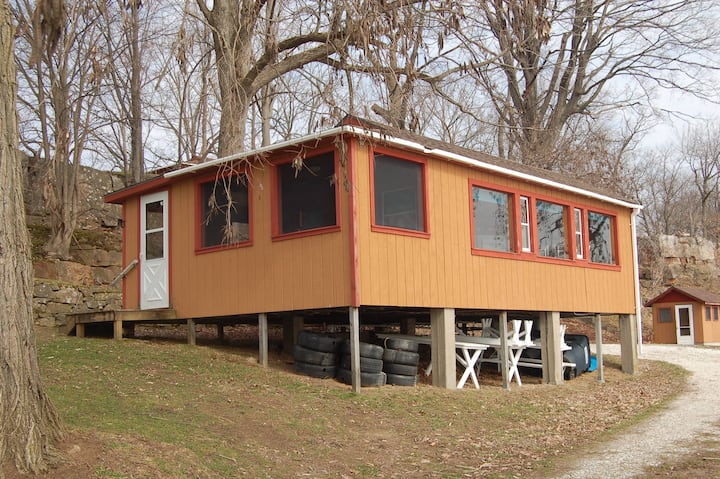 Montgomery Cottage - Brockville