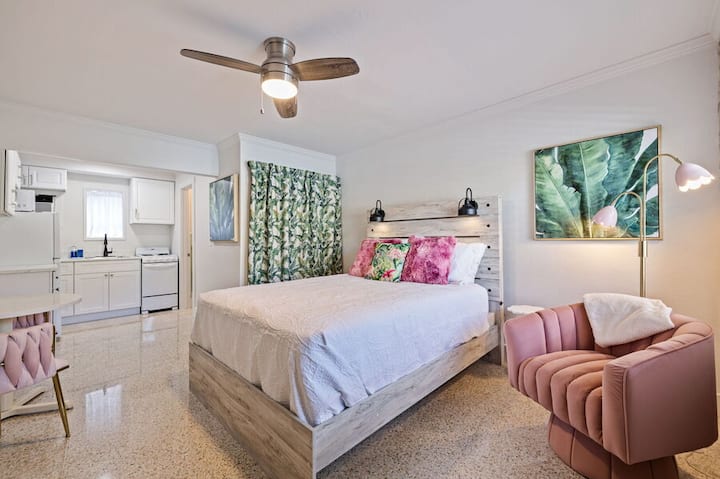 Coquina Cove Studio #4 Heated Pool & Steps To Sand - Indian Rocks Beach, FL