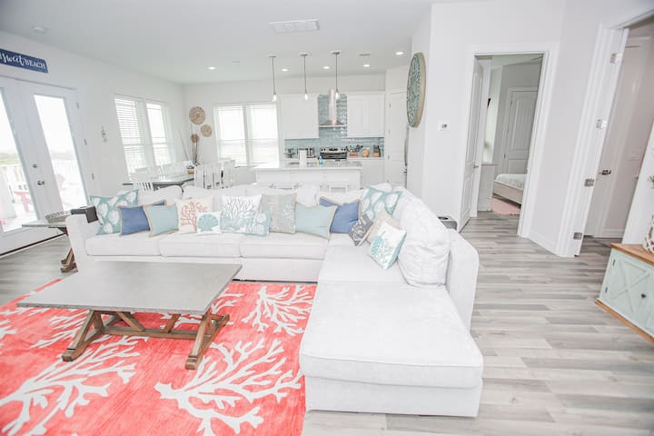 Amazing, Spacious 4 Bed/3 Bath 3rd Row~2 Min Walk To Beach - Surfside Beach, TX